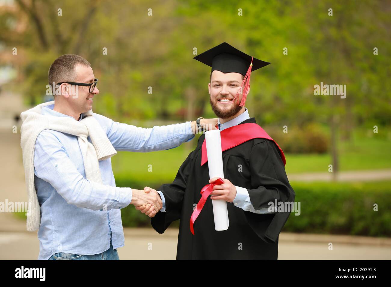 Happy young man with his father on graduation day Stock Photo - Alamy