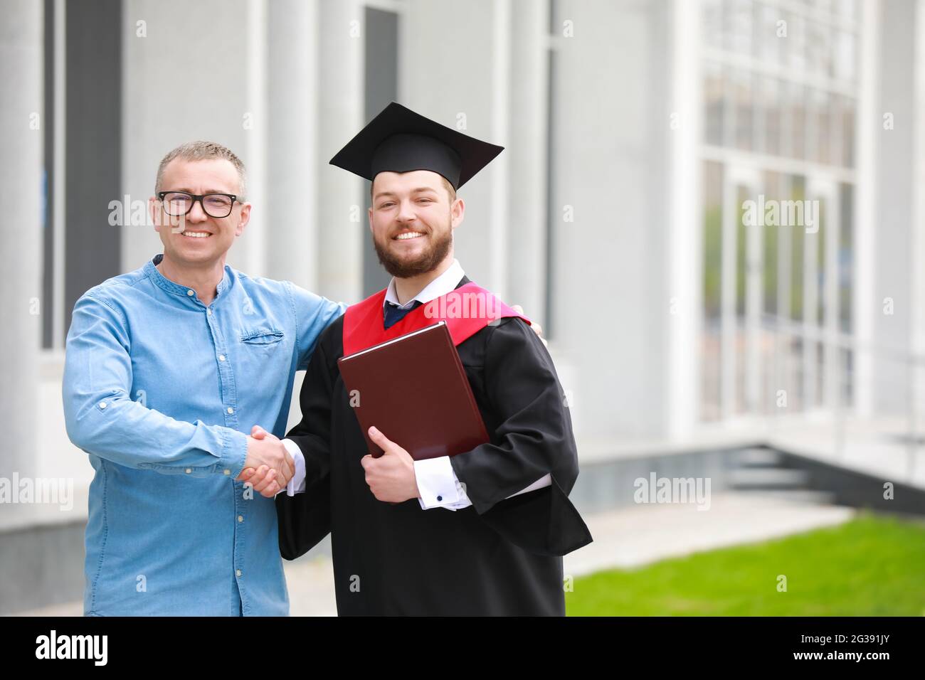 Happy young man with his father on graduation day Stock Photo - Alamy