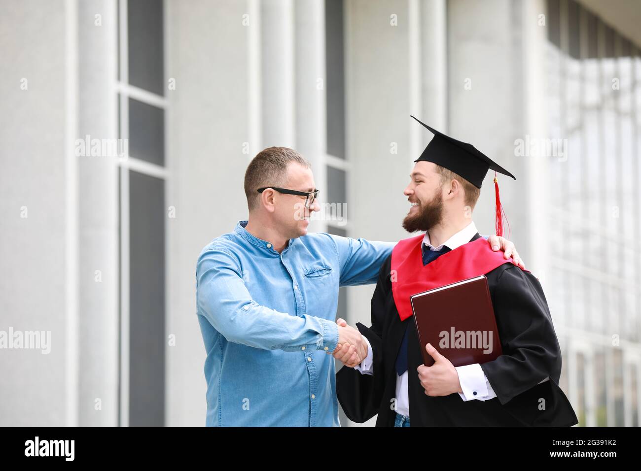 Happy young man with his father on graduation day Stock Photo - Alamy