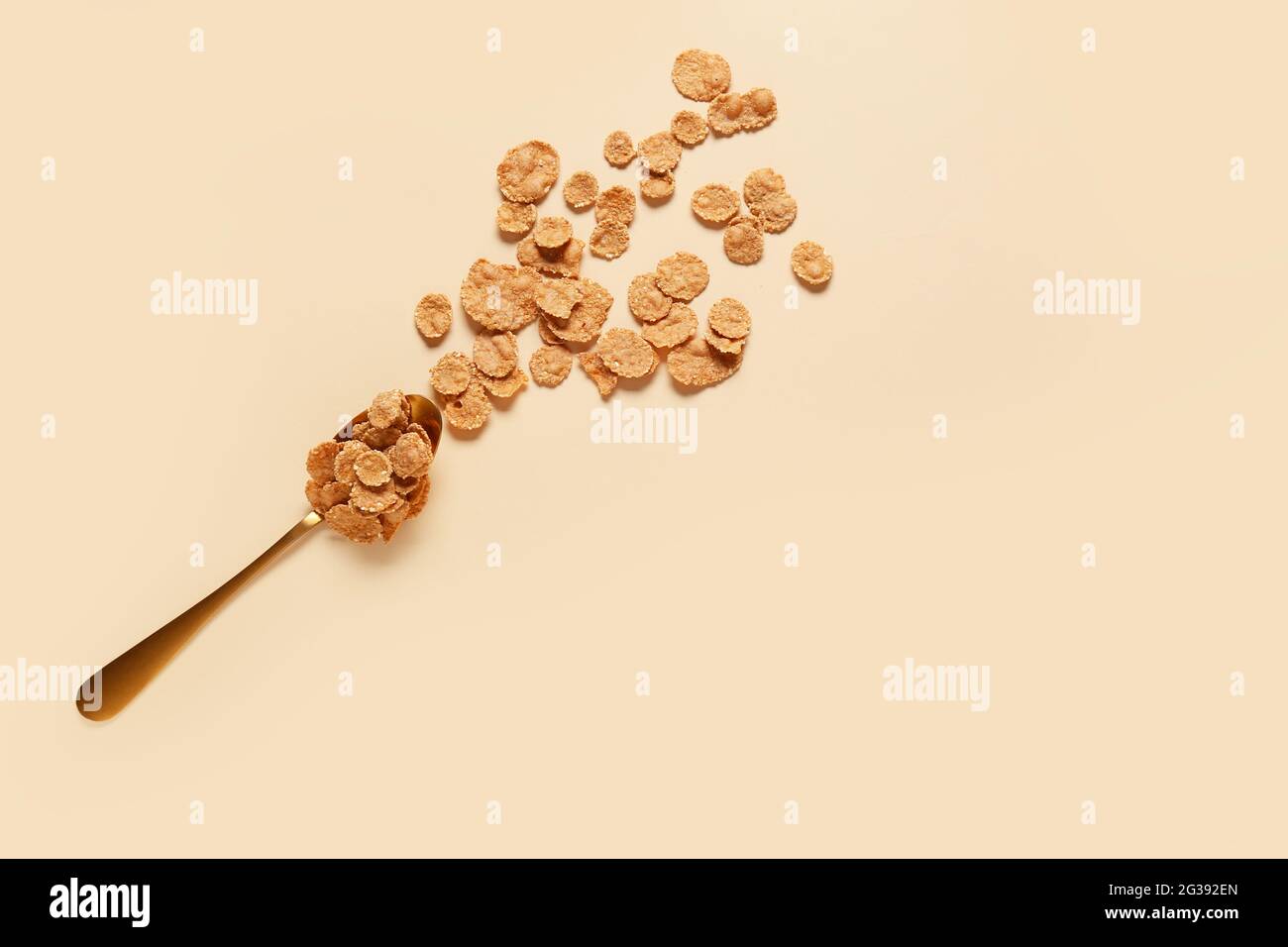 Spoon with tasty corn flakes on color background Stock Photo - Alamy