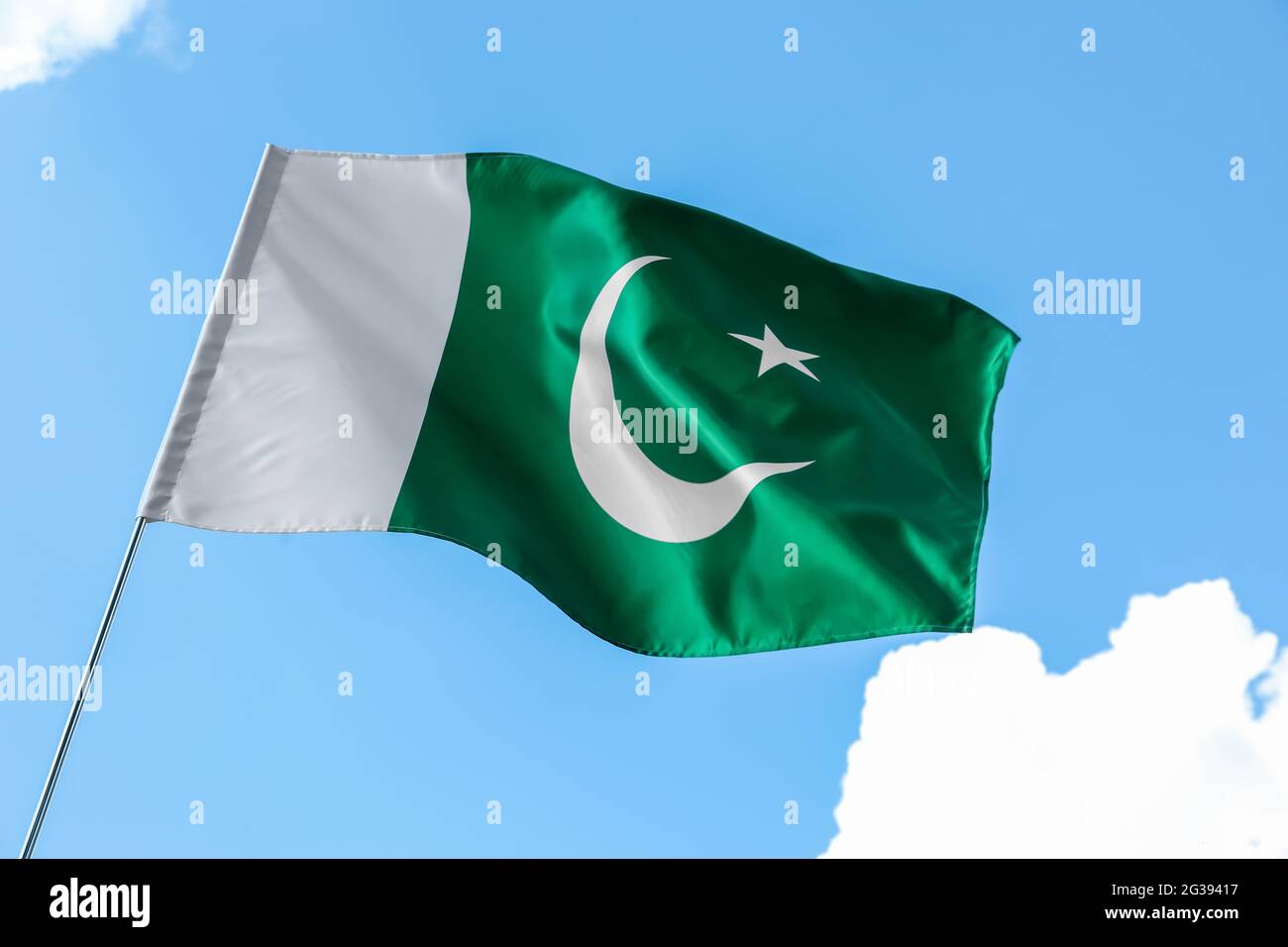 Pakistan flag outdoors against blue sky Stock Photo - Alamy