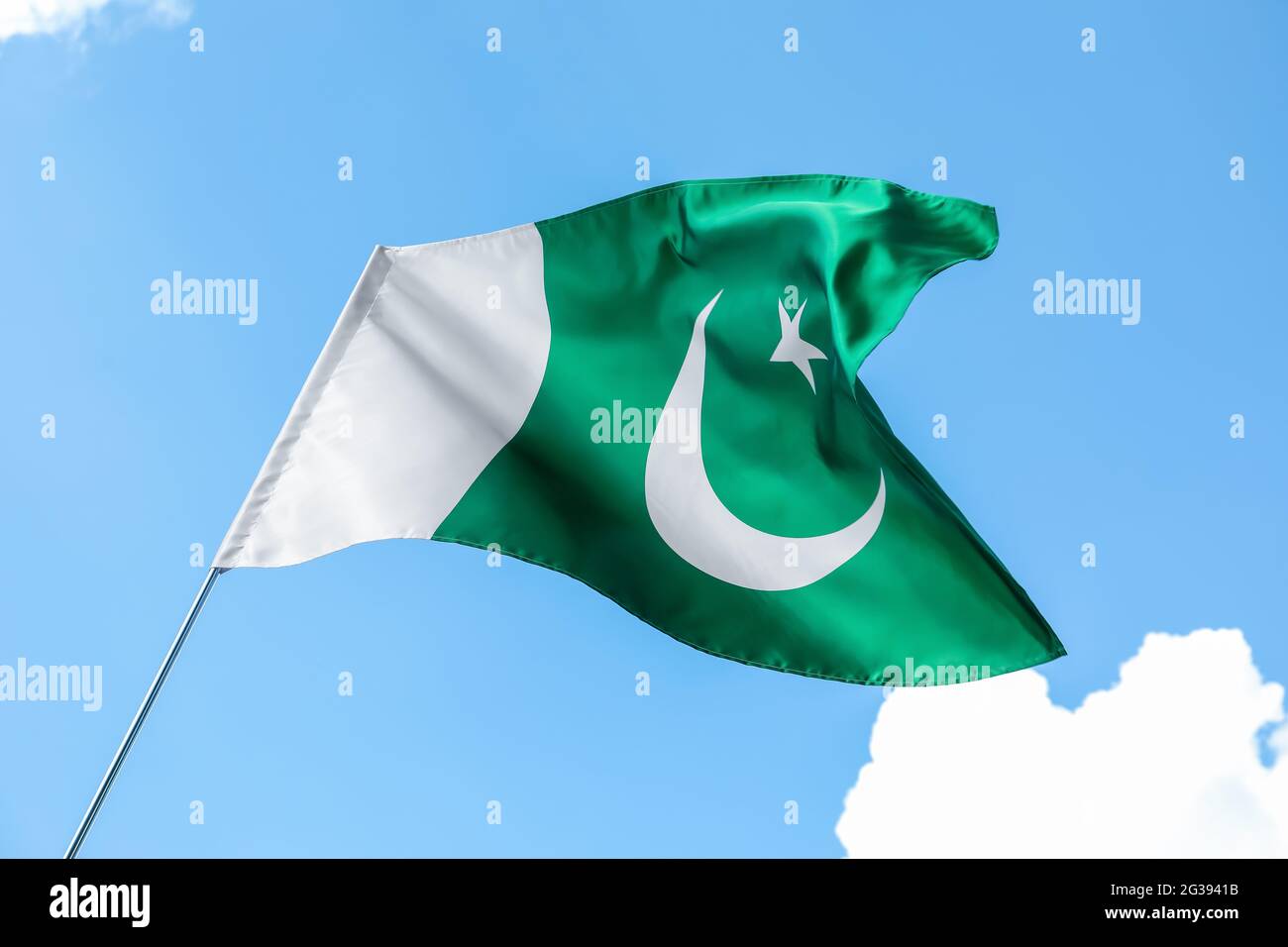 Pakistan flag outdoors against blue sky Stock Photo - Alamy