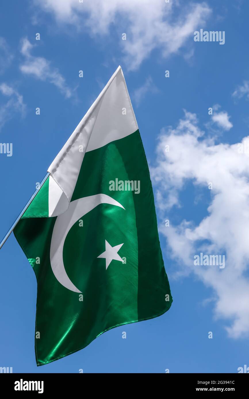 Pakistani flag sky hi-res stock photography and images - Alamy