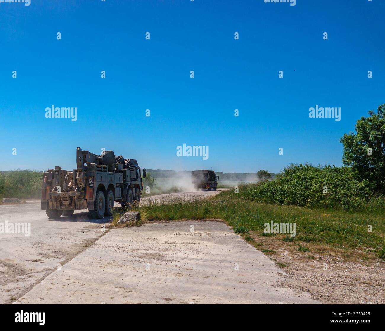 MAN SX45 32.430 RHD 8x8 Recovery Truck kicking up dust whilst on ...