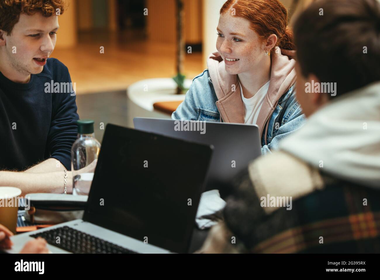 People sitting talking on campus hi-res stock photography and images ...