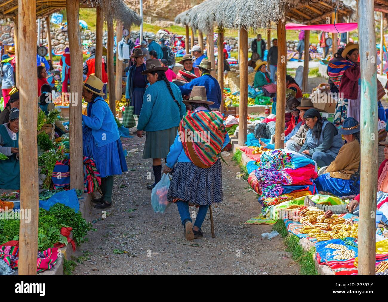 Senior indigenous Quechua woman on local market, Chinchero, Cusco, Peru ...