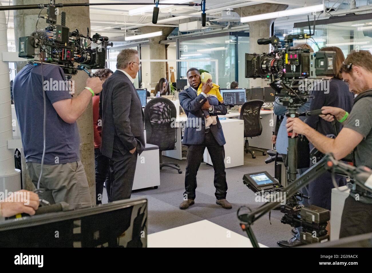 FATHERHOOD, Paul Reiser (center left), Kevin Hart (center), on set ...