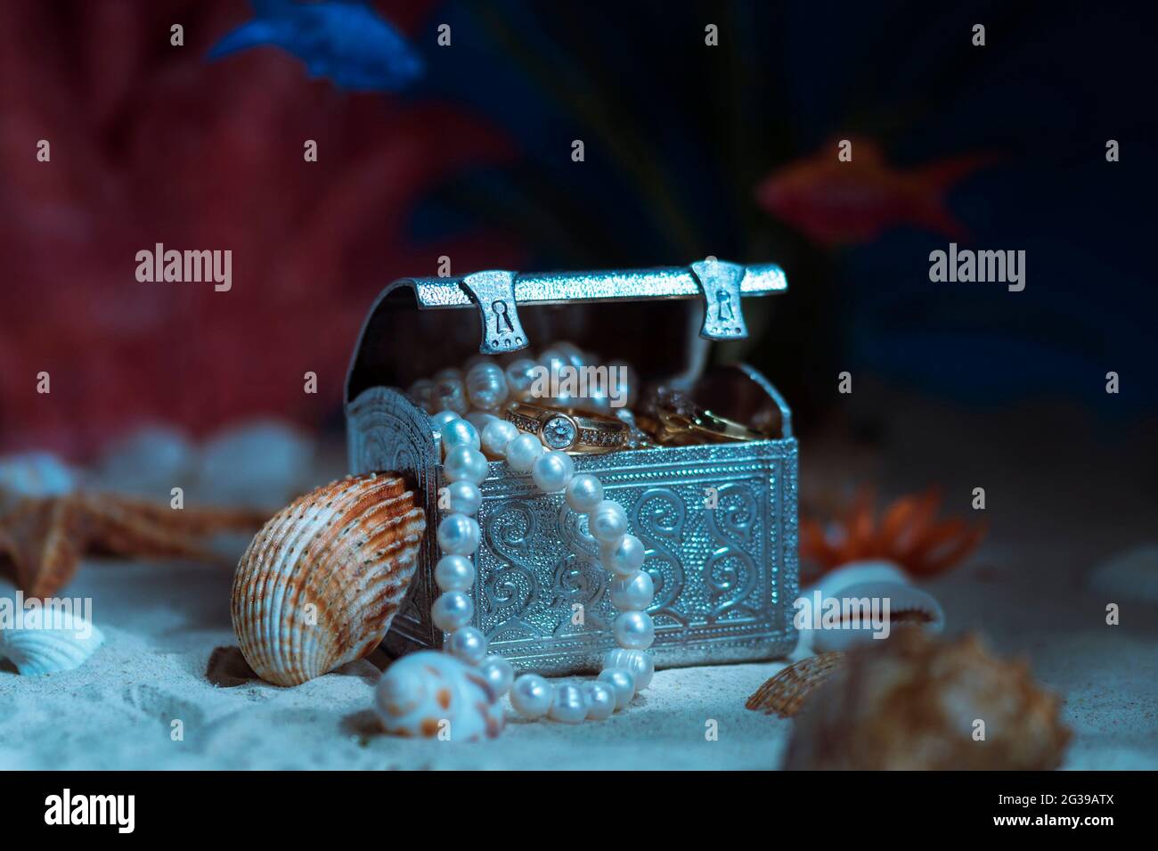 Treasure chest underwater hi-res stock photography and images - Alamy