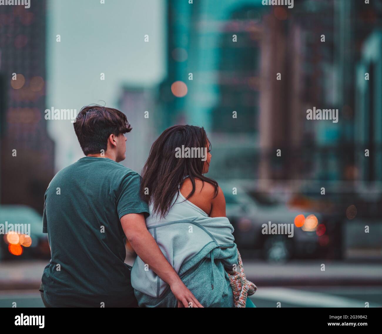 love couple young city new york sitting romantic street Stock Photo - Alamy