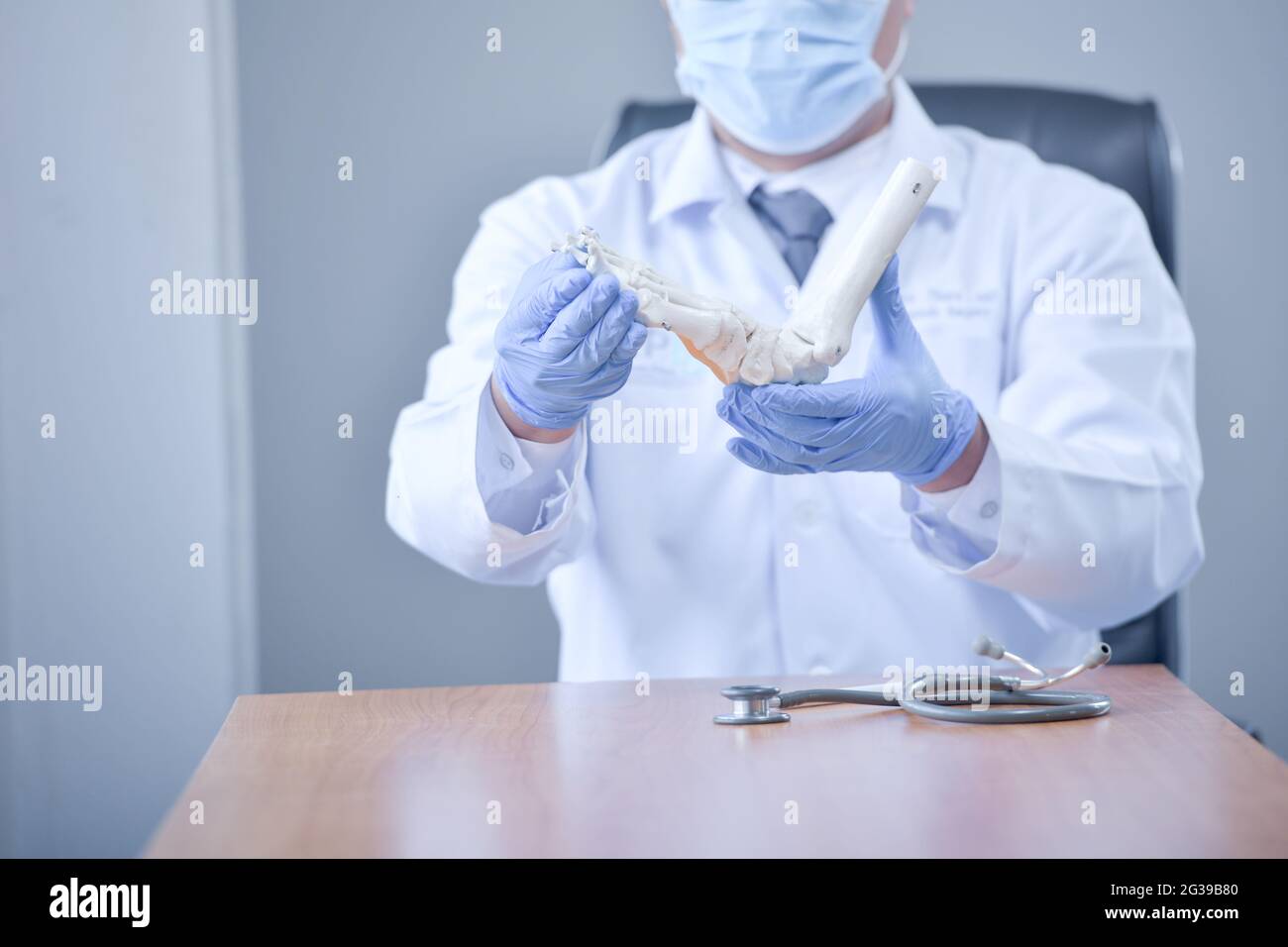 Doctor skeleton anatomy hi-res stock photography and images - Alamy