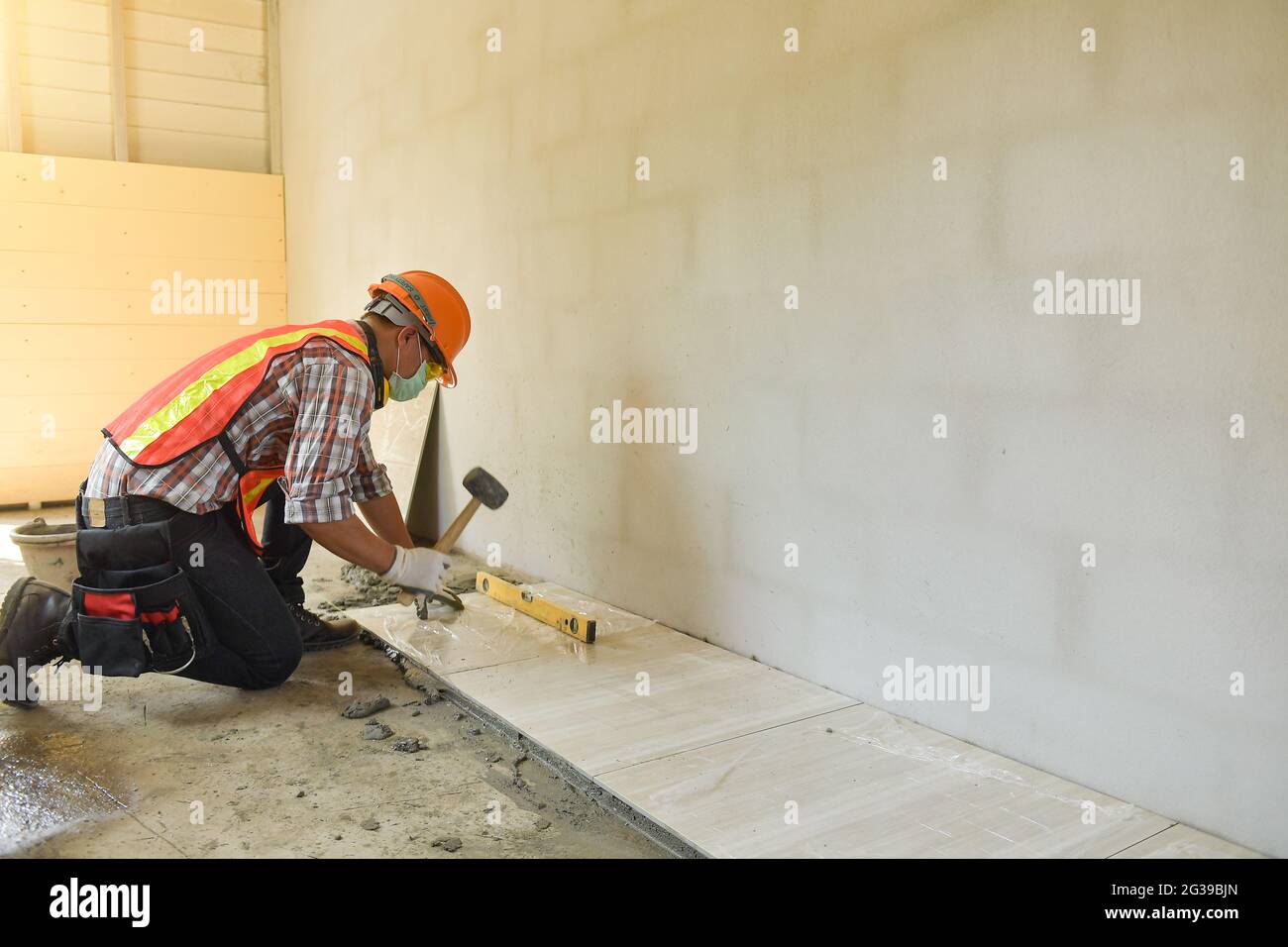 Installing ceramic floor tile hi-res stock photography and images - Alamy
