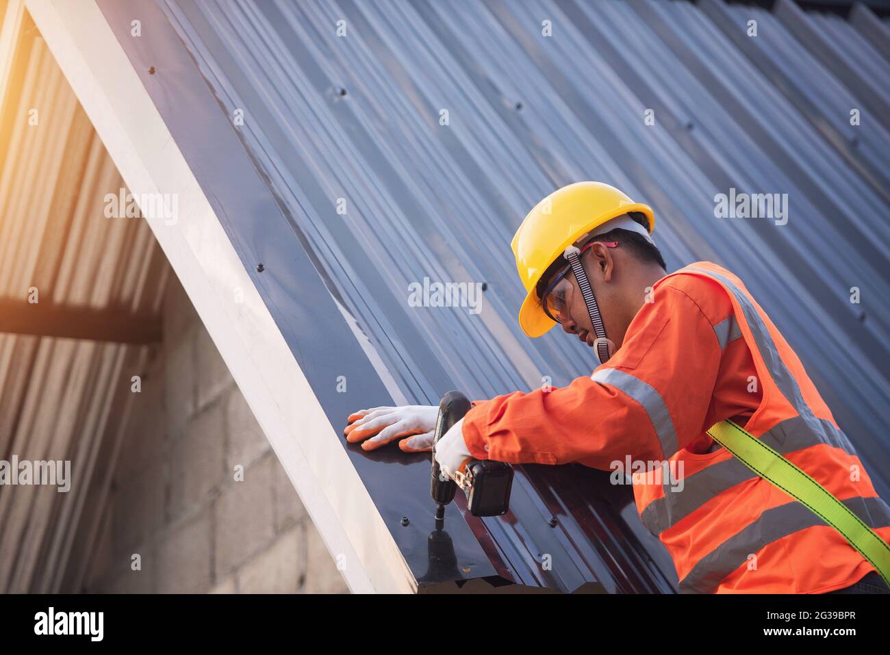 Installing industrial steel roof hi-res stock photography and images ...