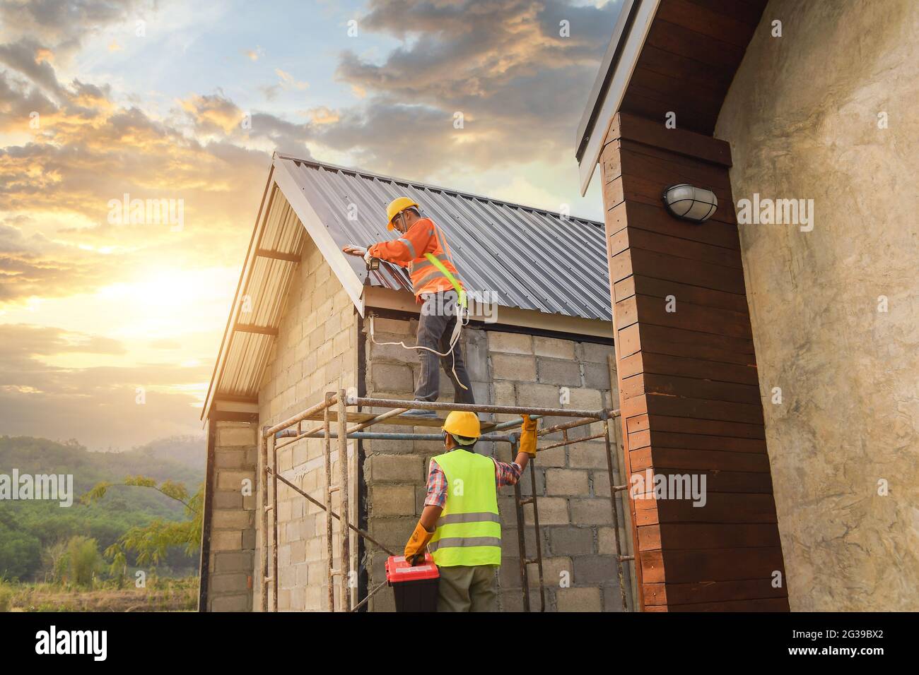 Construction worker install new roof Stock Photo - Alamy