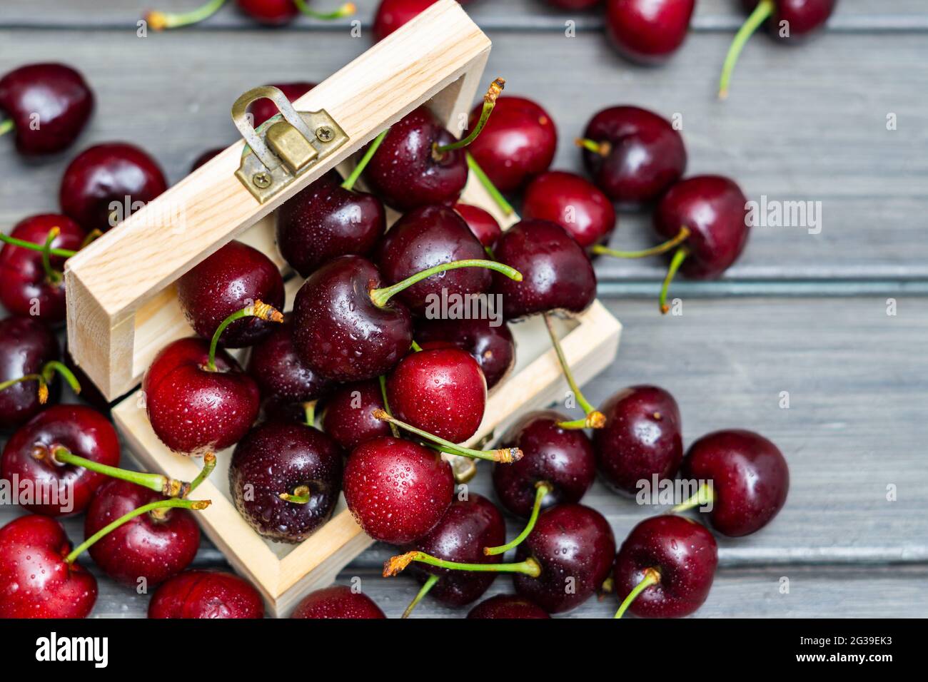 fresh summer cherries Stock Photo - Alamy