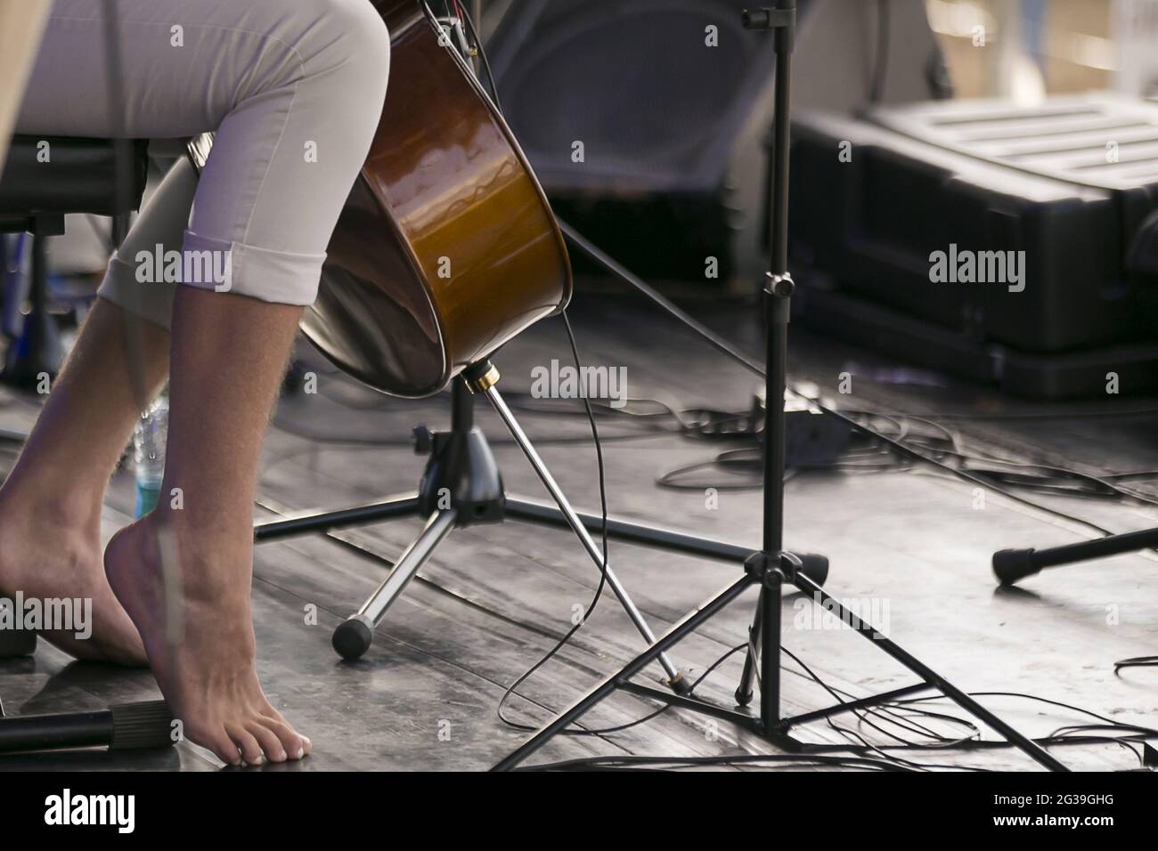 Women play chello hi-res stock photography and images - Alamy