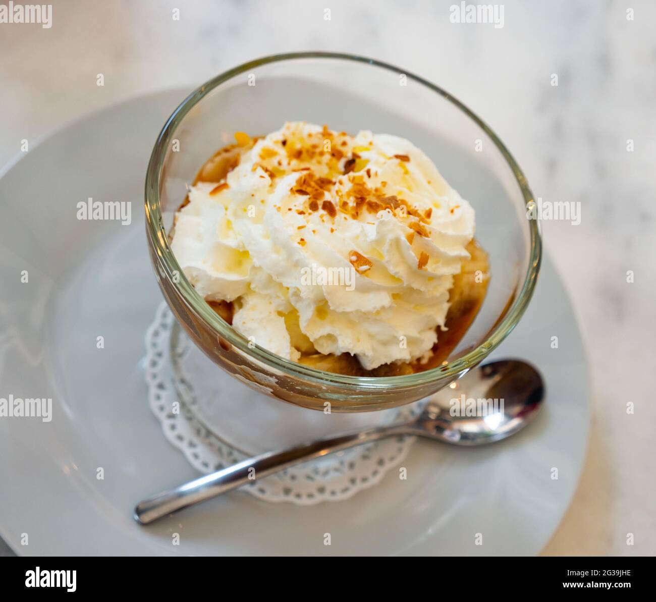 Dessert Banoffi of cookies with bananas and cream Stock Photo - Alamy