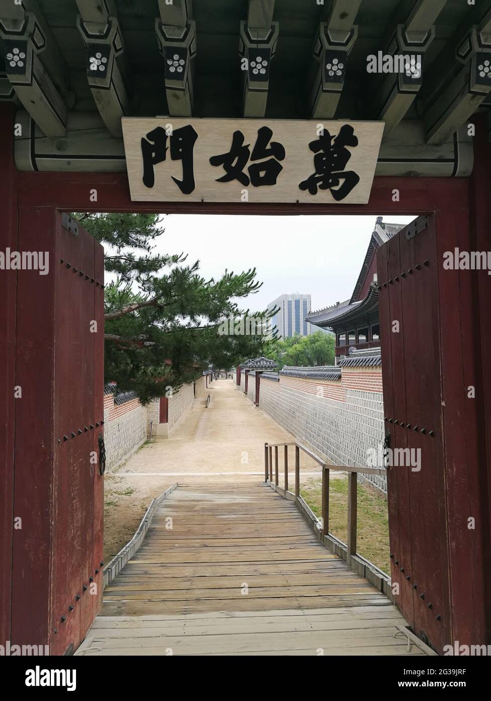 SEOUL, KOREA, SOUTH - Jun 29, 2019: Side entrance to Gyeongbokung ...
