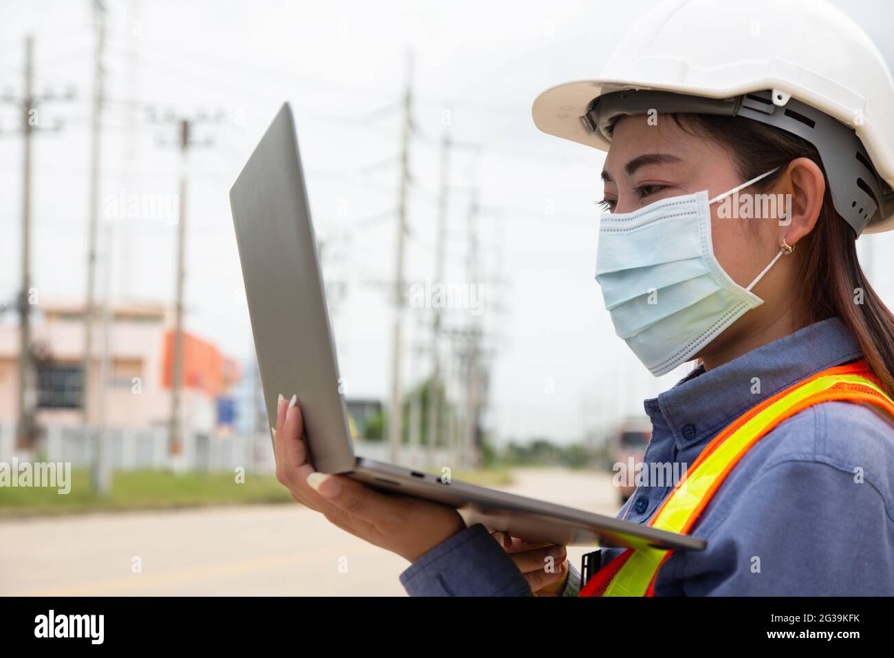 Woman asia solar panel hi-res stock photography and images - Alamy