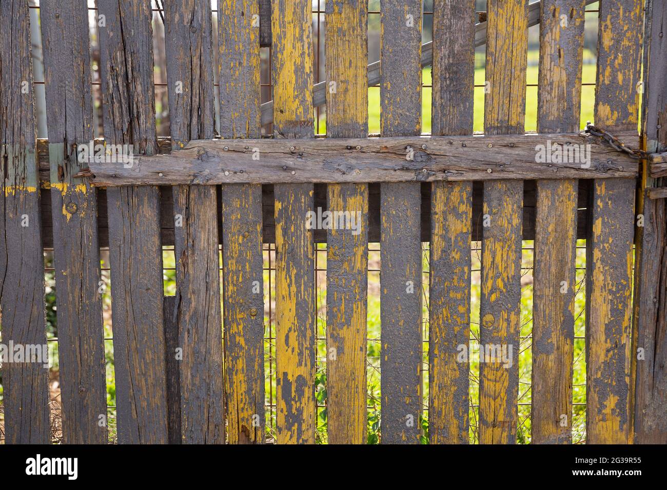 Broken garden fence panel hi-res stock photography and images - Alamy