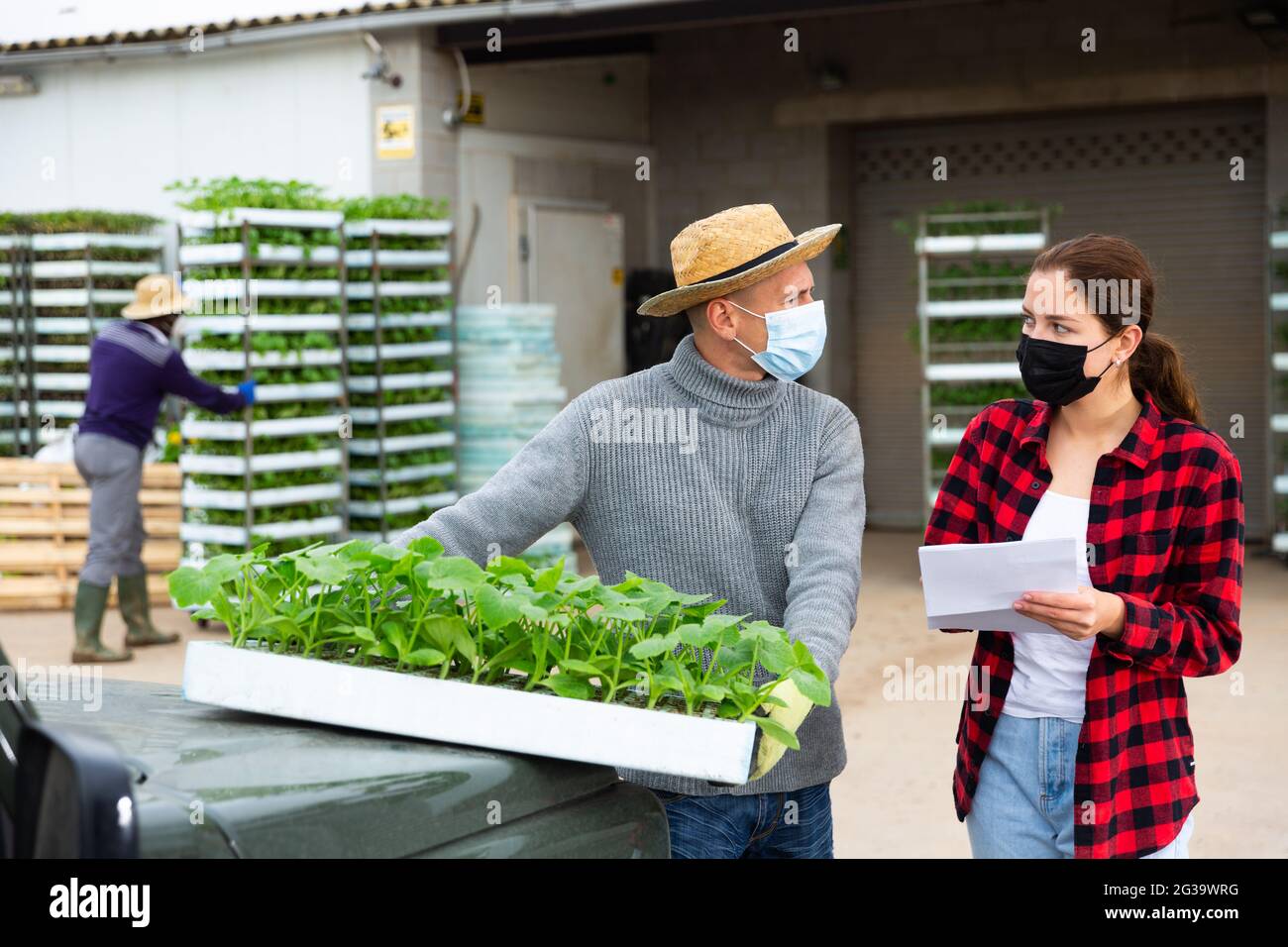 Two farmers talking discussion hi-res stock photography and images - Alamy