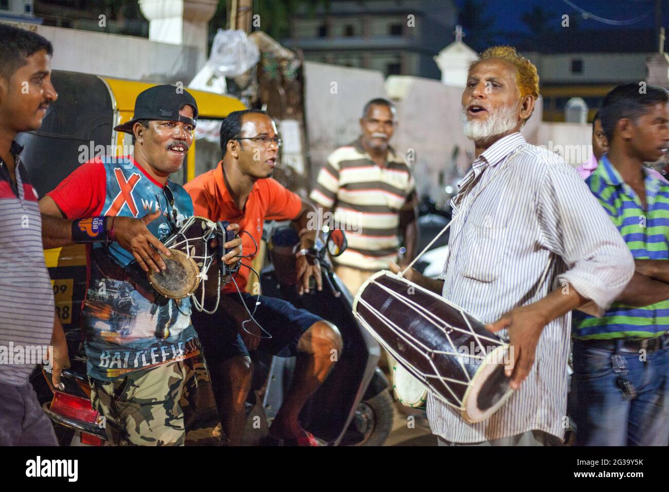 Indian musician plays bongos with auto rickshaw drivers (taken on f/1.8 ...