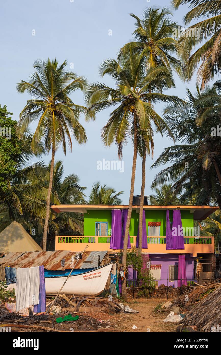 Beach huts with palm trees and ocean hi-res stock photography and ...