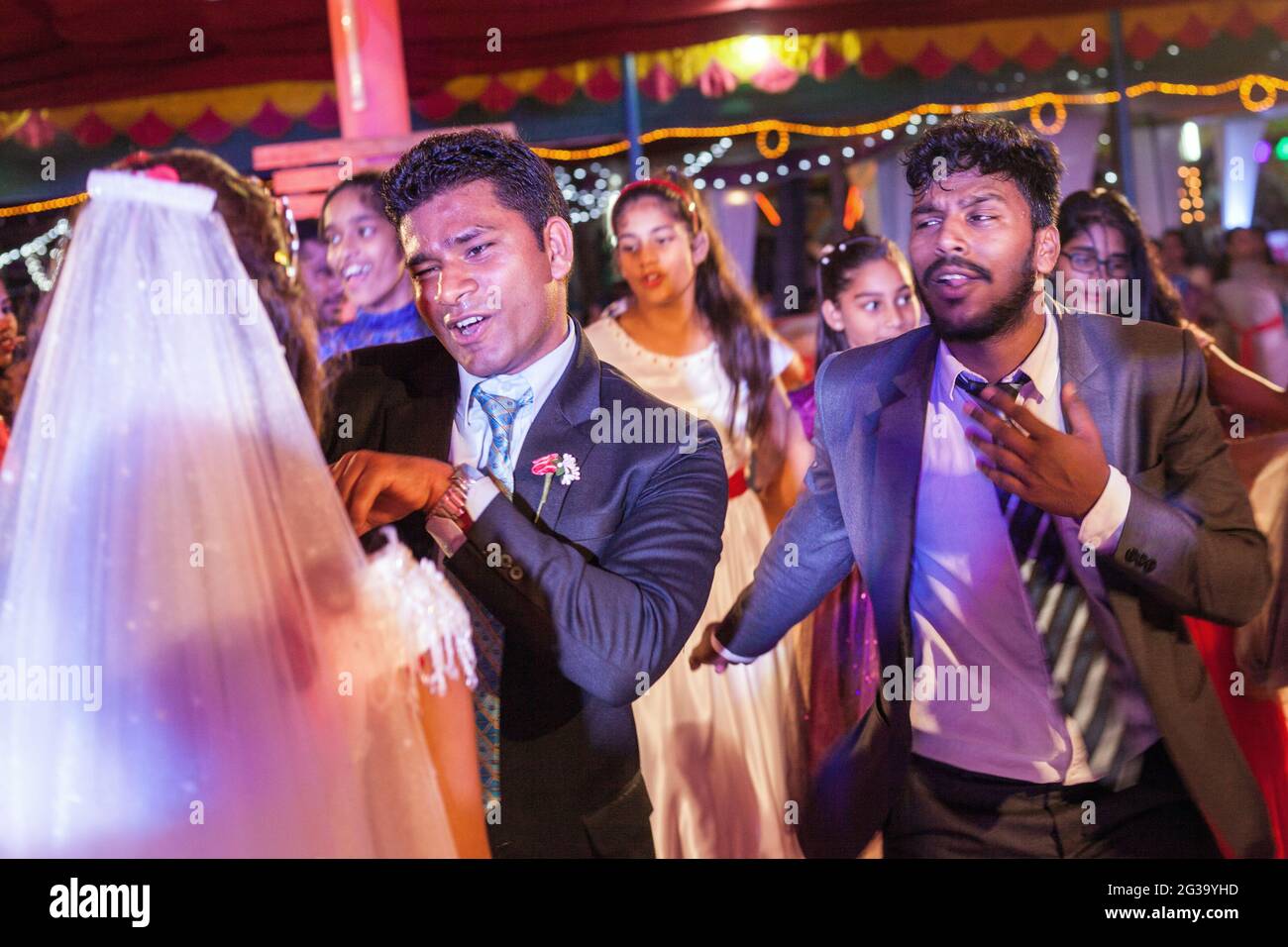 Indian wedding dance hi-res stock photography and images - Alamy