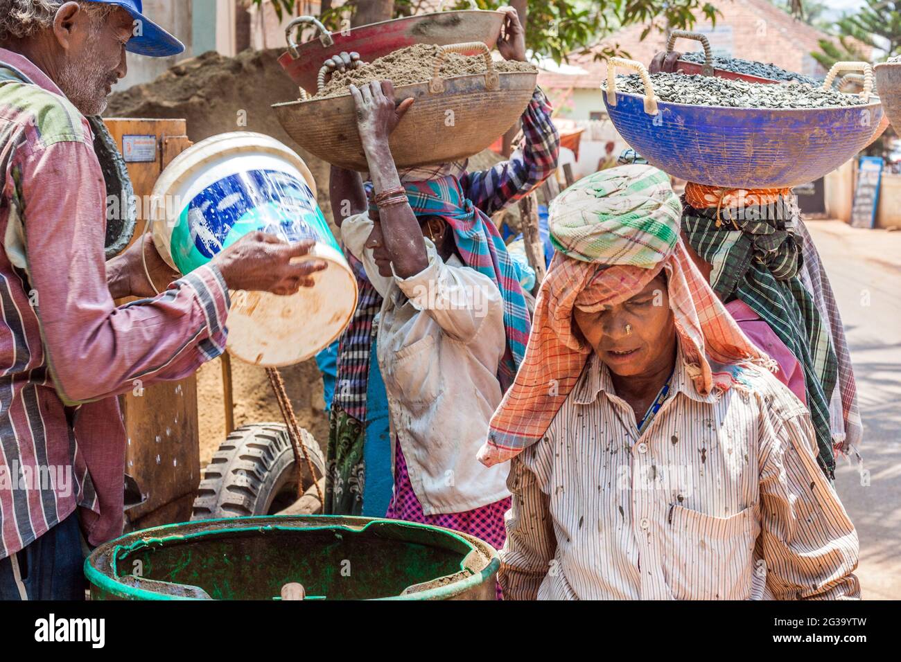 Women carrying heavy loads hi-res stock photography and images - Alamy