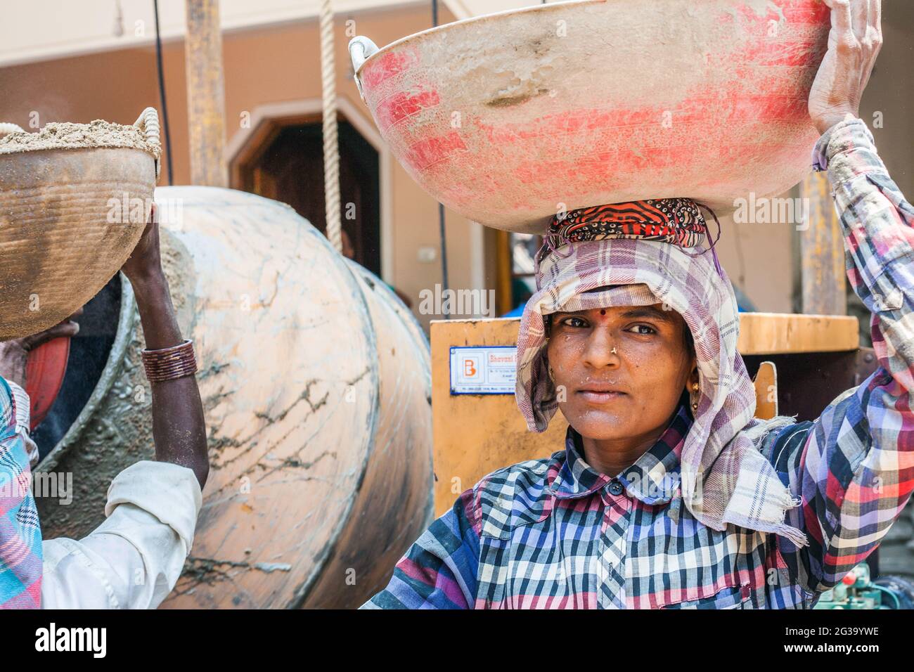 Construction labourer carrying hi-res stock photography and images - Alamy