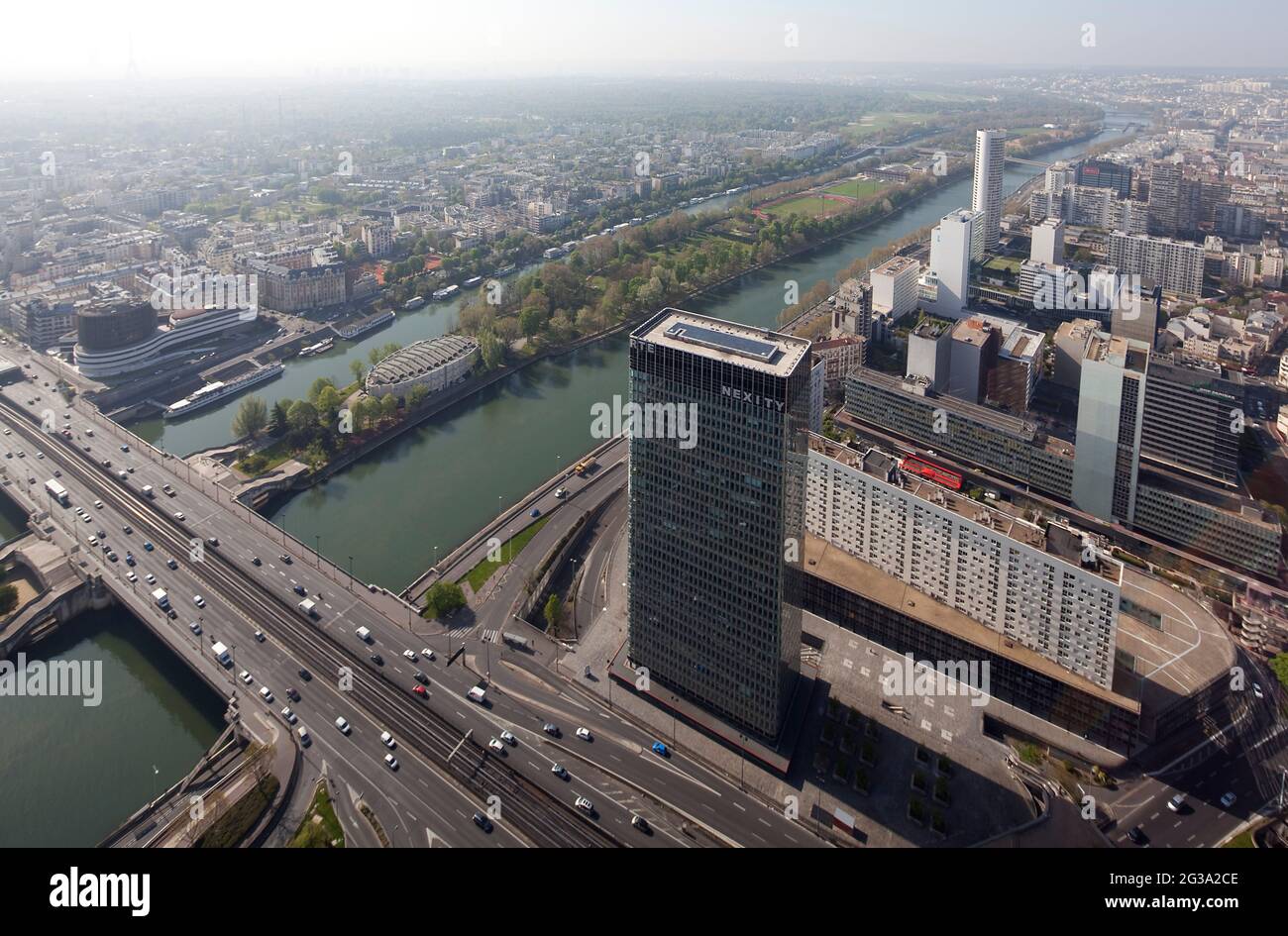 Bridge paris defense hi-res stock photography and images - Alamy