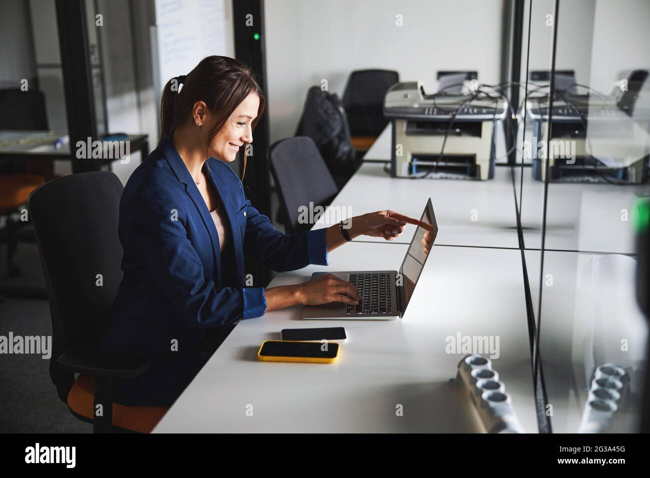 Beautiful elegant web designer hi-res stock photography and images - Alamy