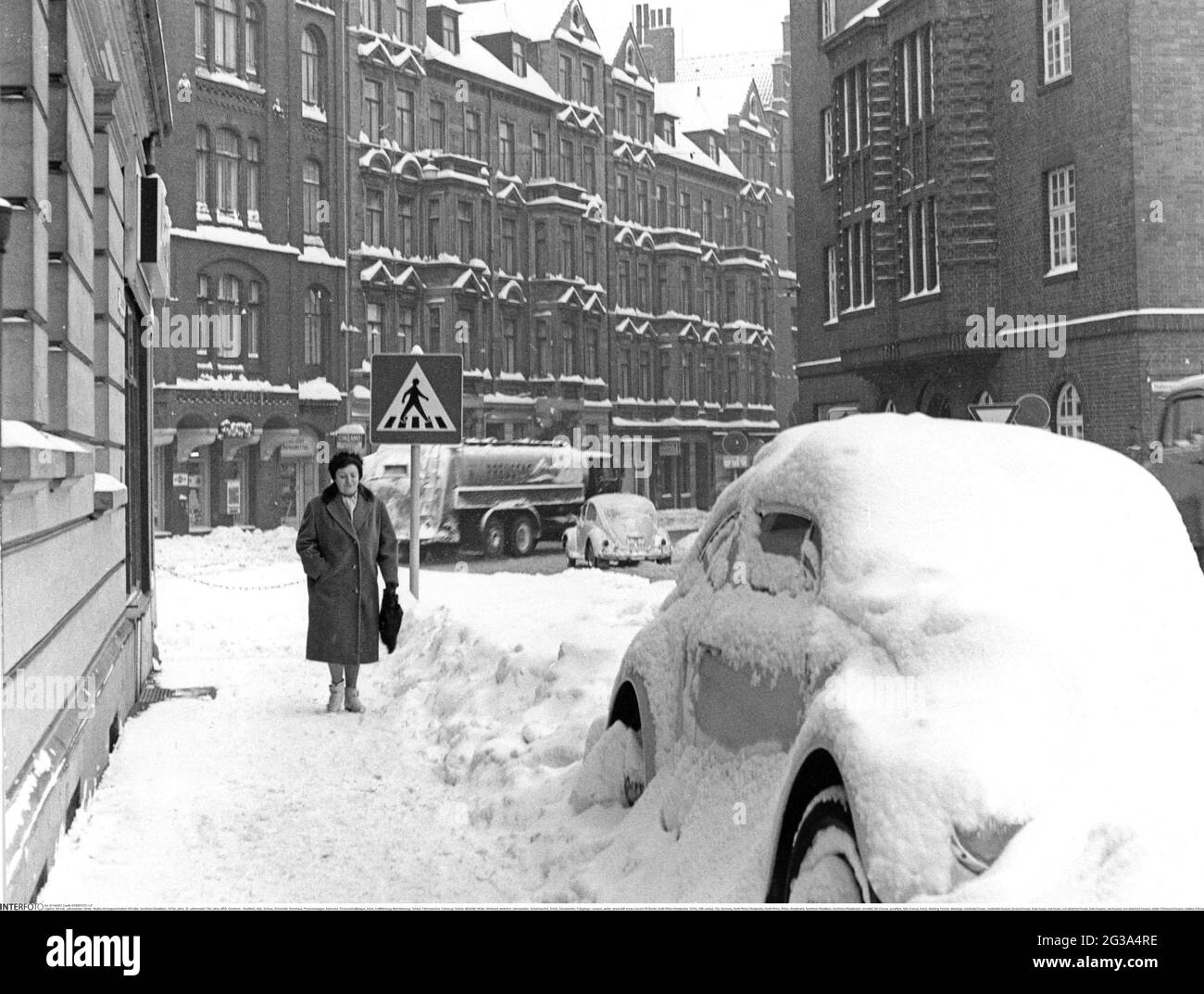 Snow covered automobiles 1970s hi-res stock photography and images - Alamy