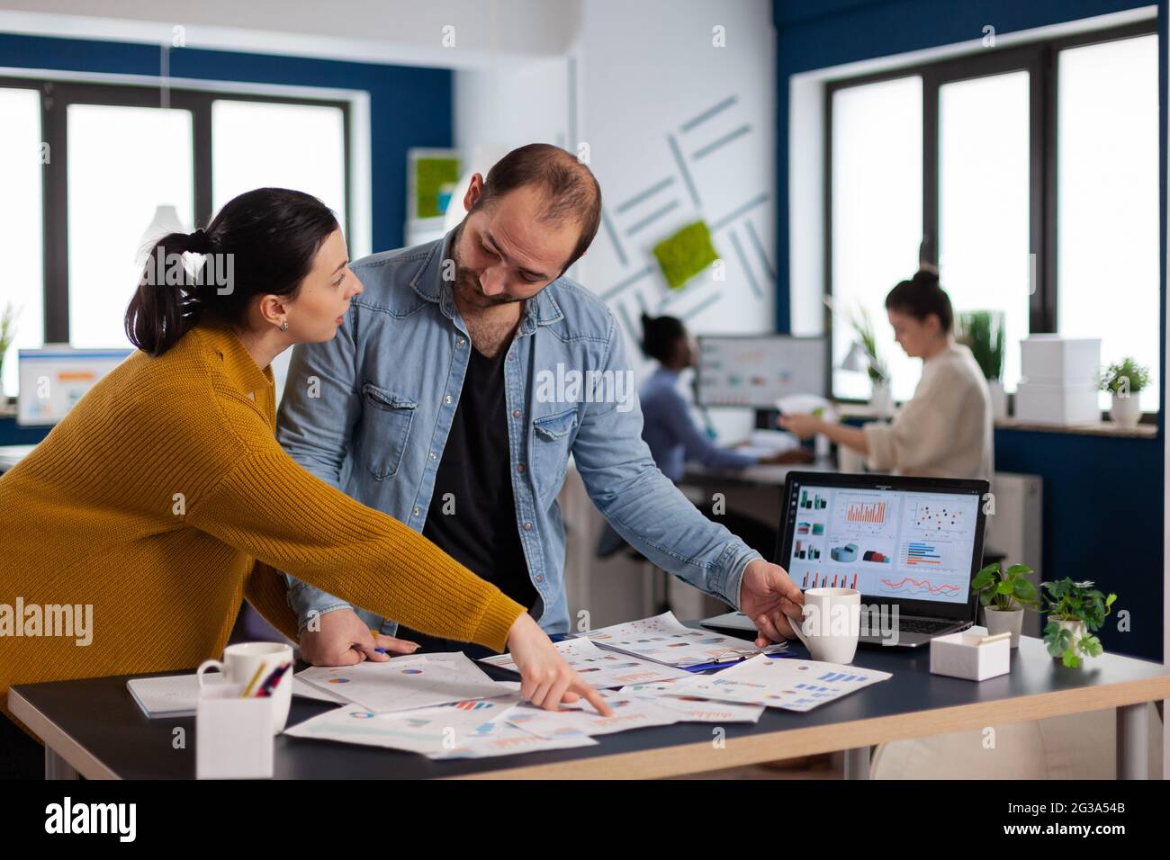 Explaining charts hi-res stock photography and images - Alamy