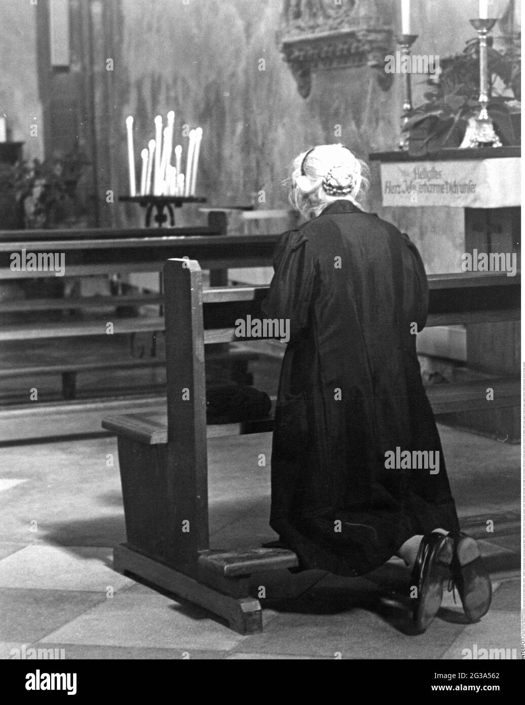 People praying church hi-res stock photography and images - Alamy