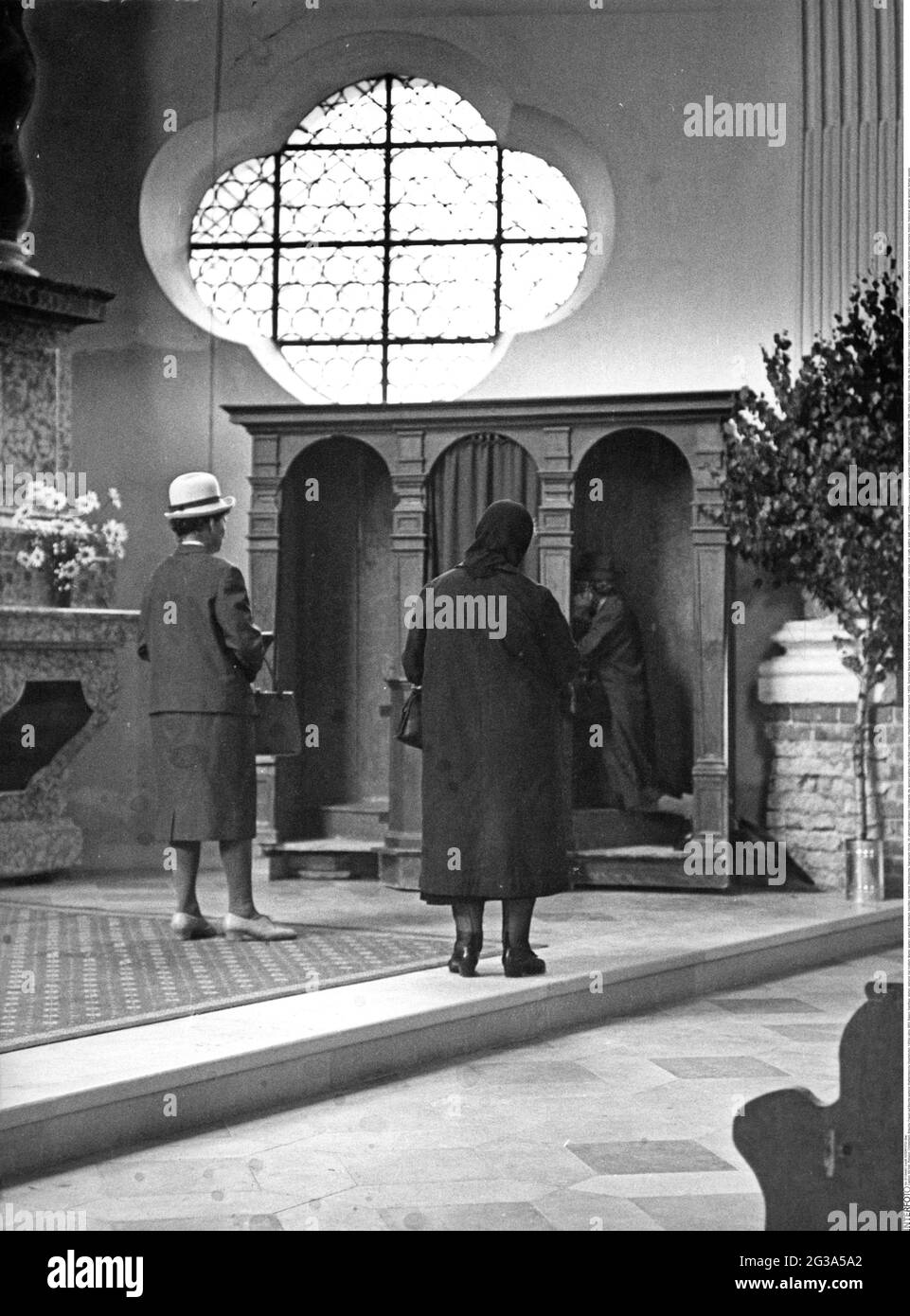1950s people church hi-res stock photography and images - Alamy