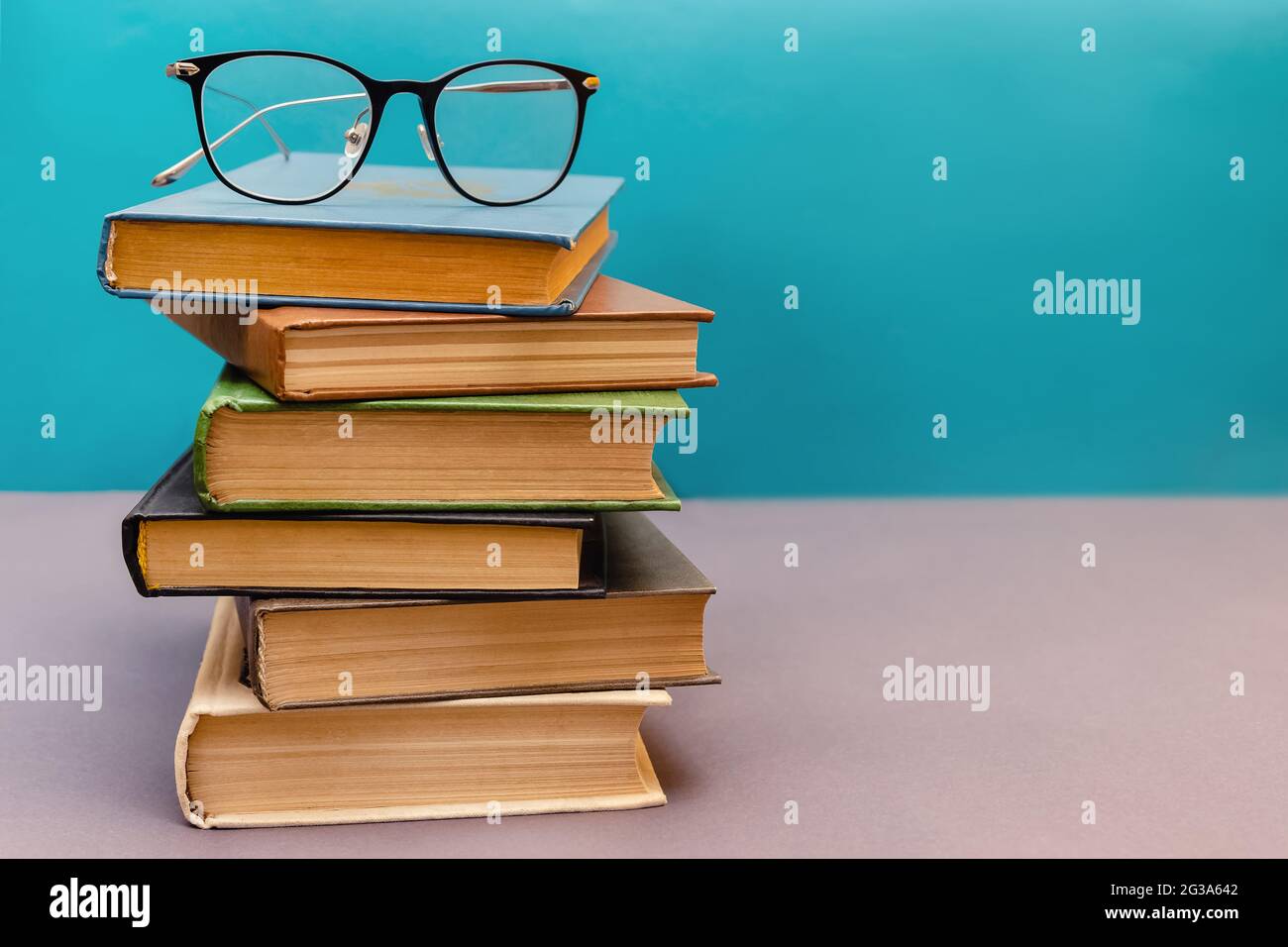 Stack of glasses hi-res stock photography and images - Alamy