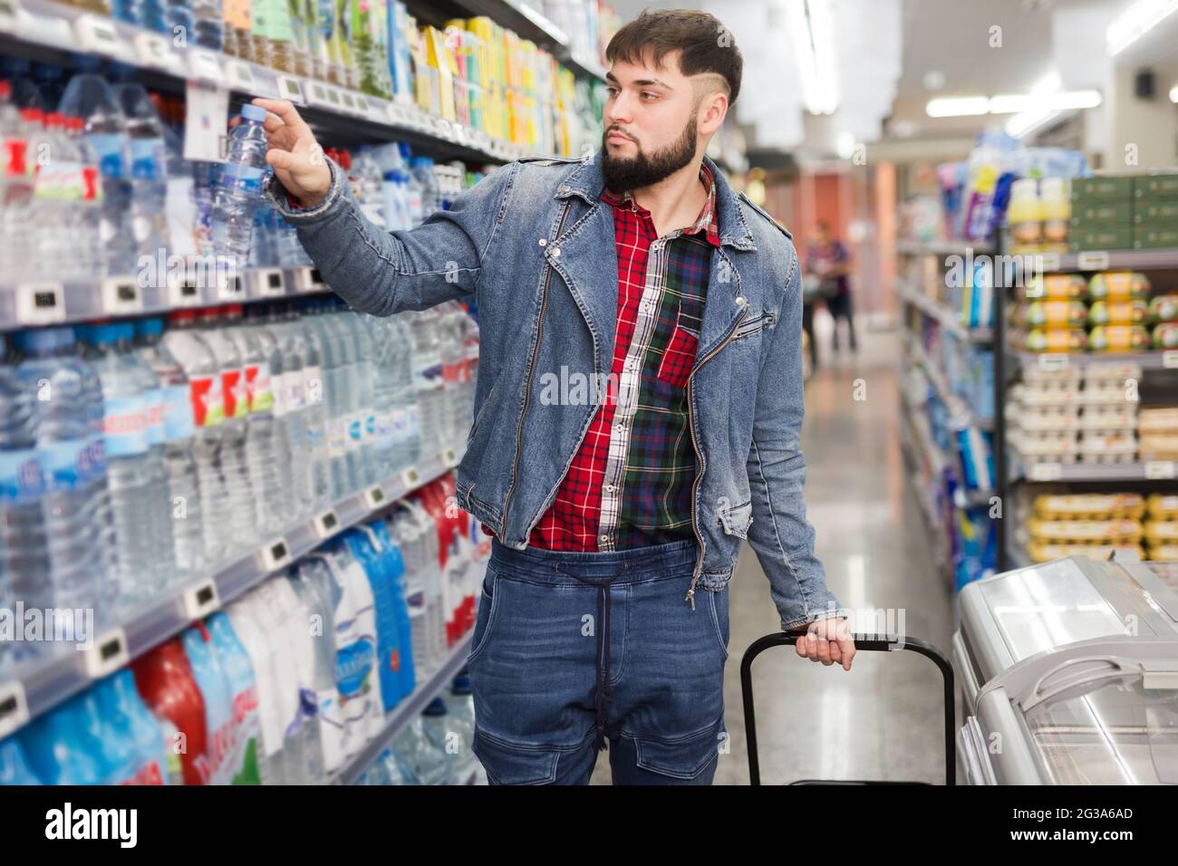 guy picking water in bottles Stock Photo - Alamy