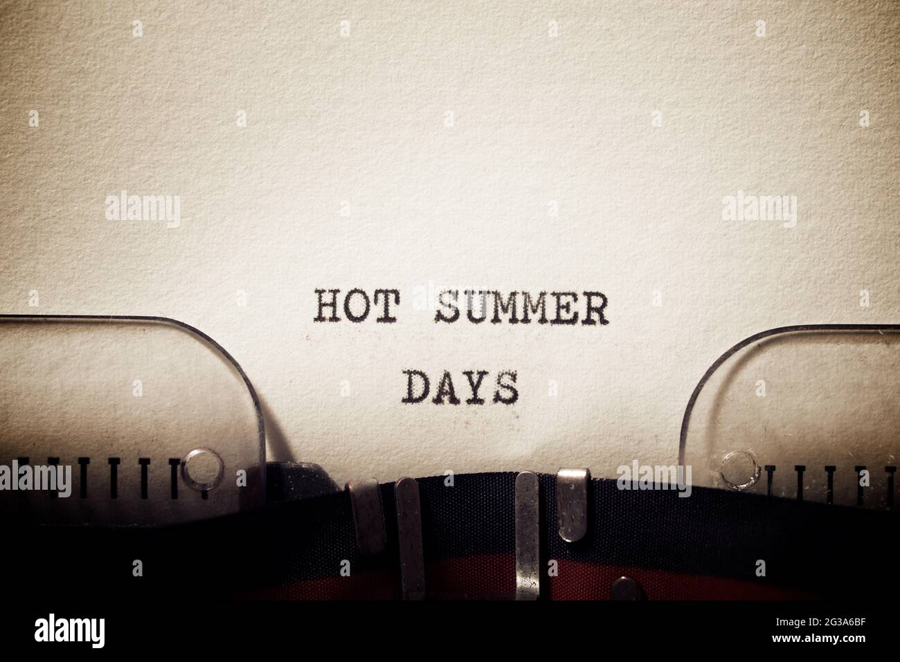 Hot summer days phrase written with a typewriter Stock Photo - Alamy
