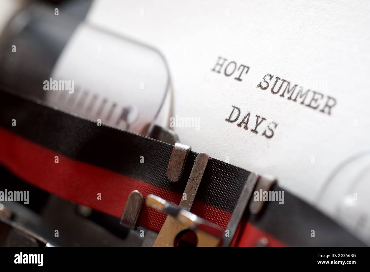 Hot summer days phrase written with a typewriter Stock Photo - Alamy