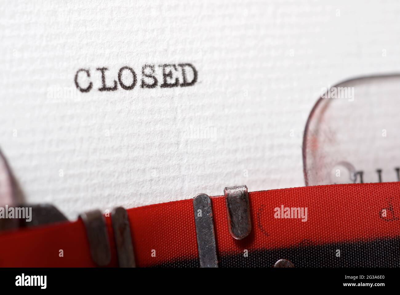 The word closed written with a typewriter Stock Photo - Alamy