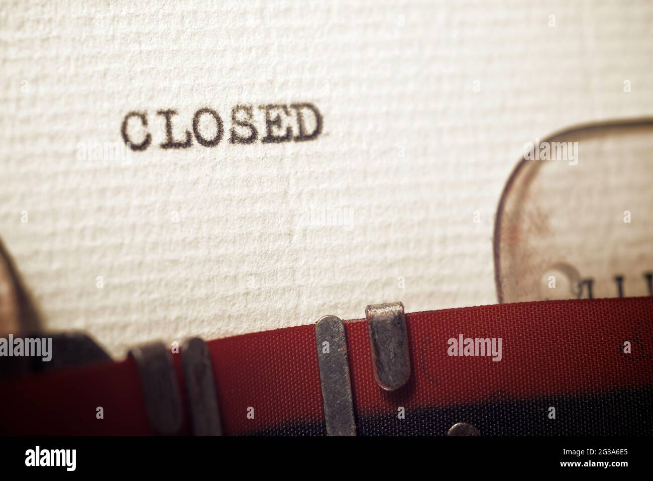 The word closed written with a typewriter Stock Photo - Alamy