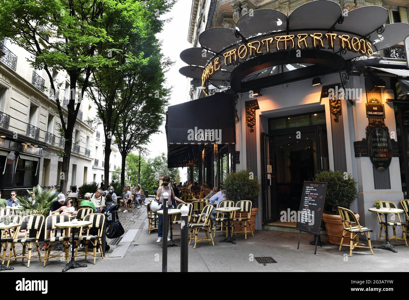 Bistrot paris hi-res stock photography and images - Alamy
