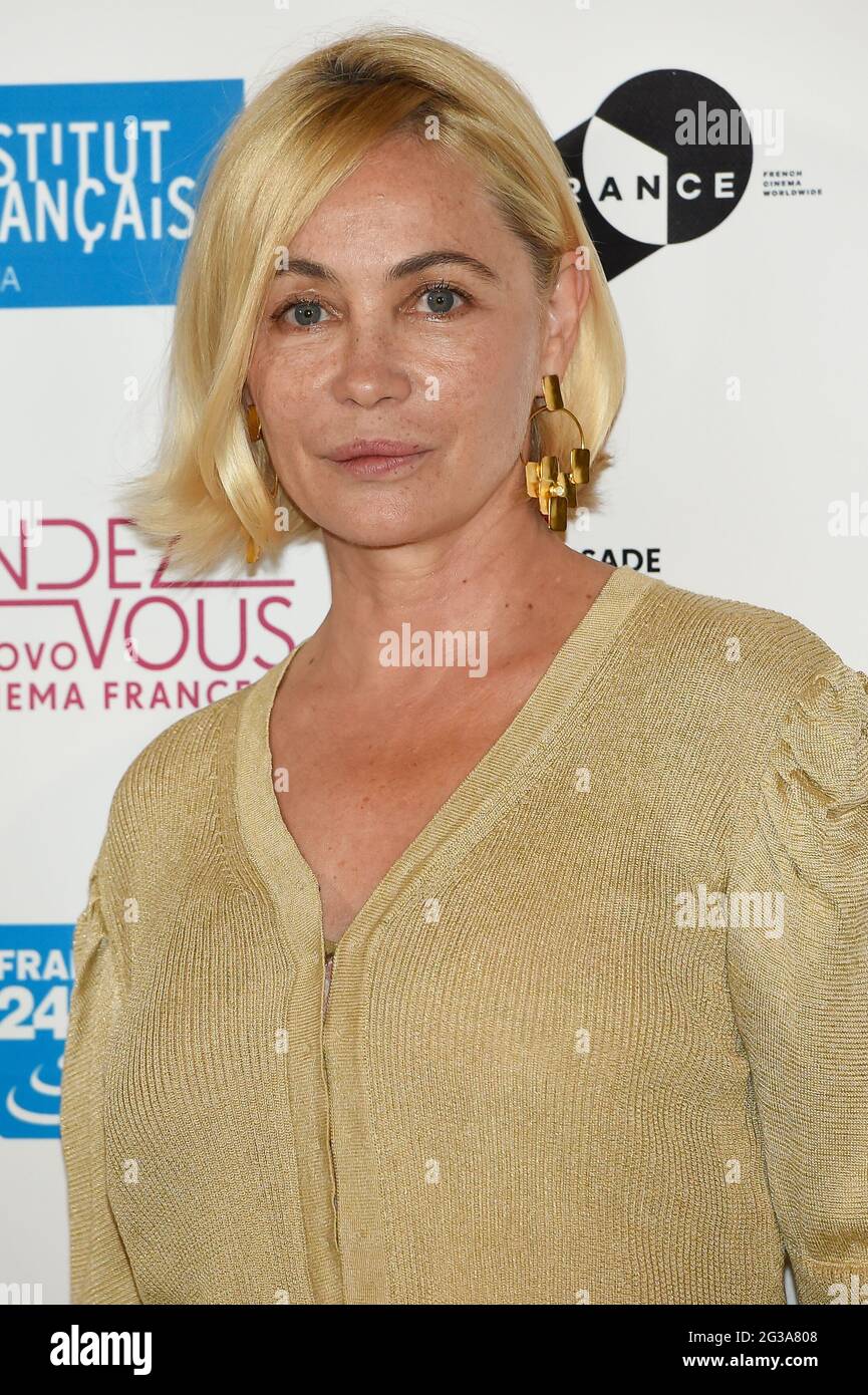 Actress emmanuelle hi-res stock photography and images - Alamy