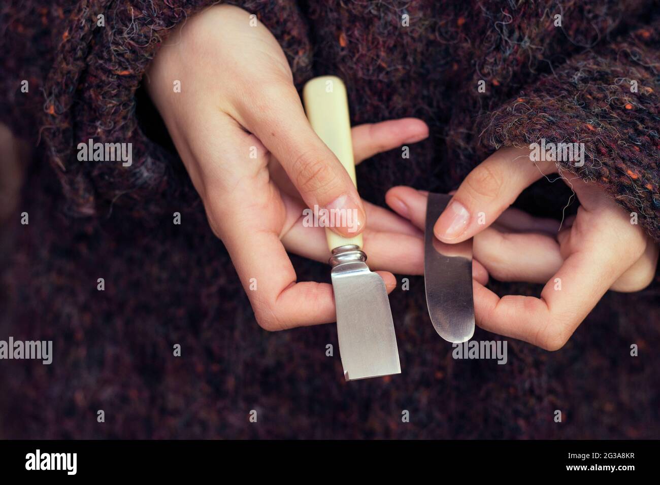 Woman's holding a broken butter knife. Broken kitchen knife blade Stock ...