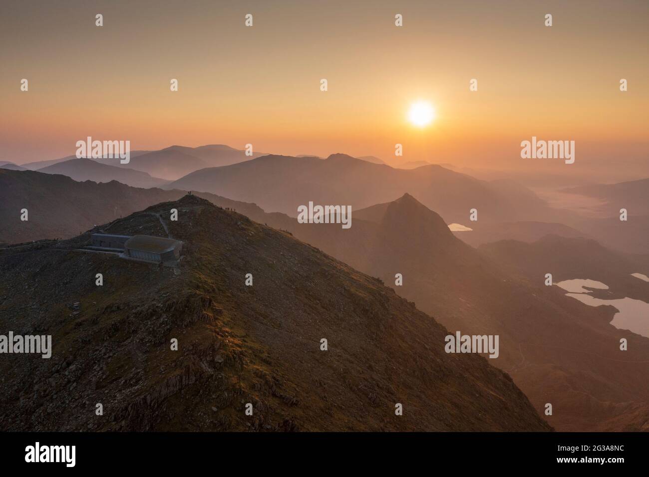 Snowdon sunset sunrise hi-res stock photography and images - Alamy