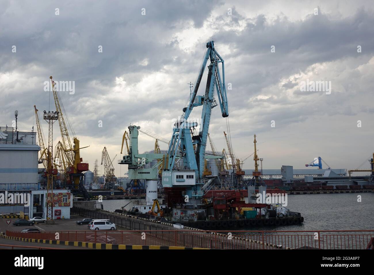 Views cargo terminal seaport hi-res stock photography and images - Alamy