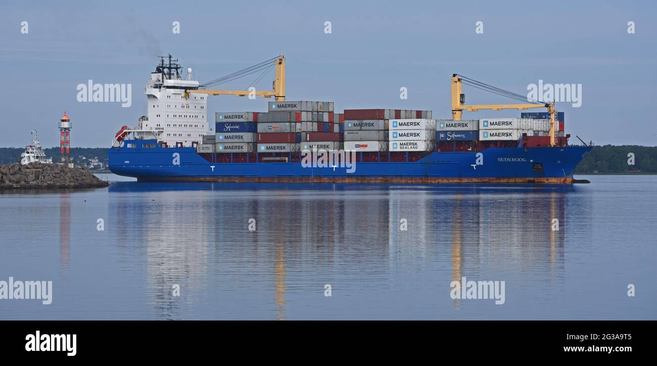 Container ships pictured in hi-res stock photography and images - Alamy