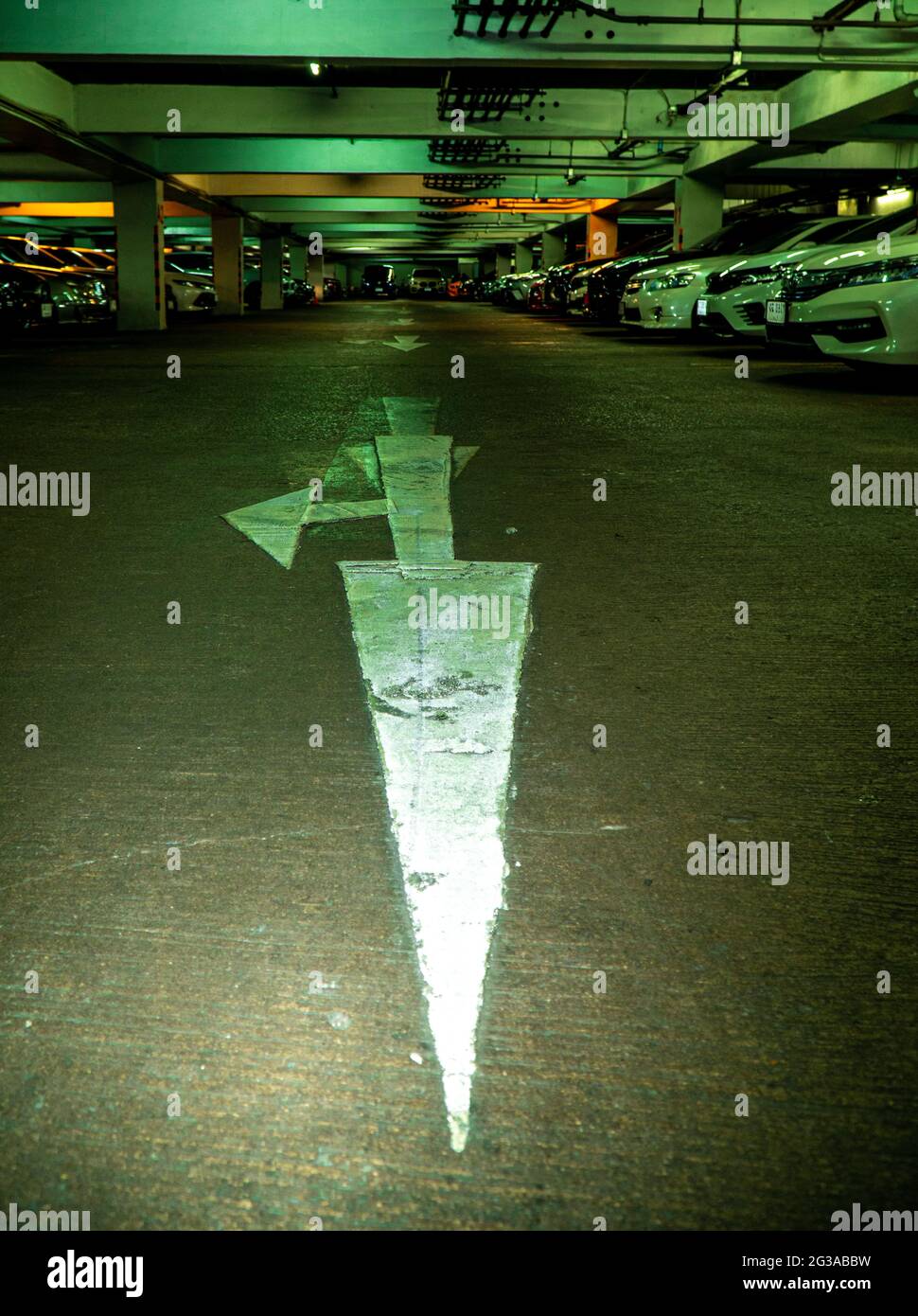 Underground car park direction arrow Stock Photo - Alamy