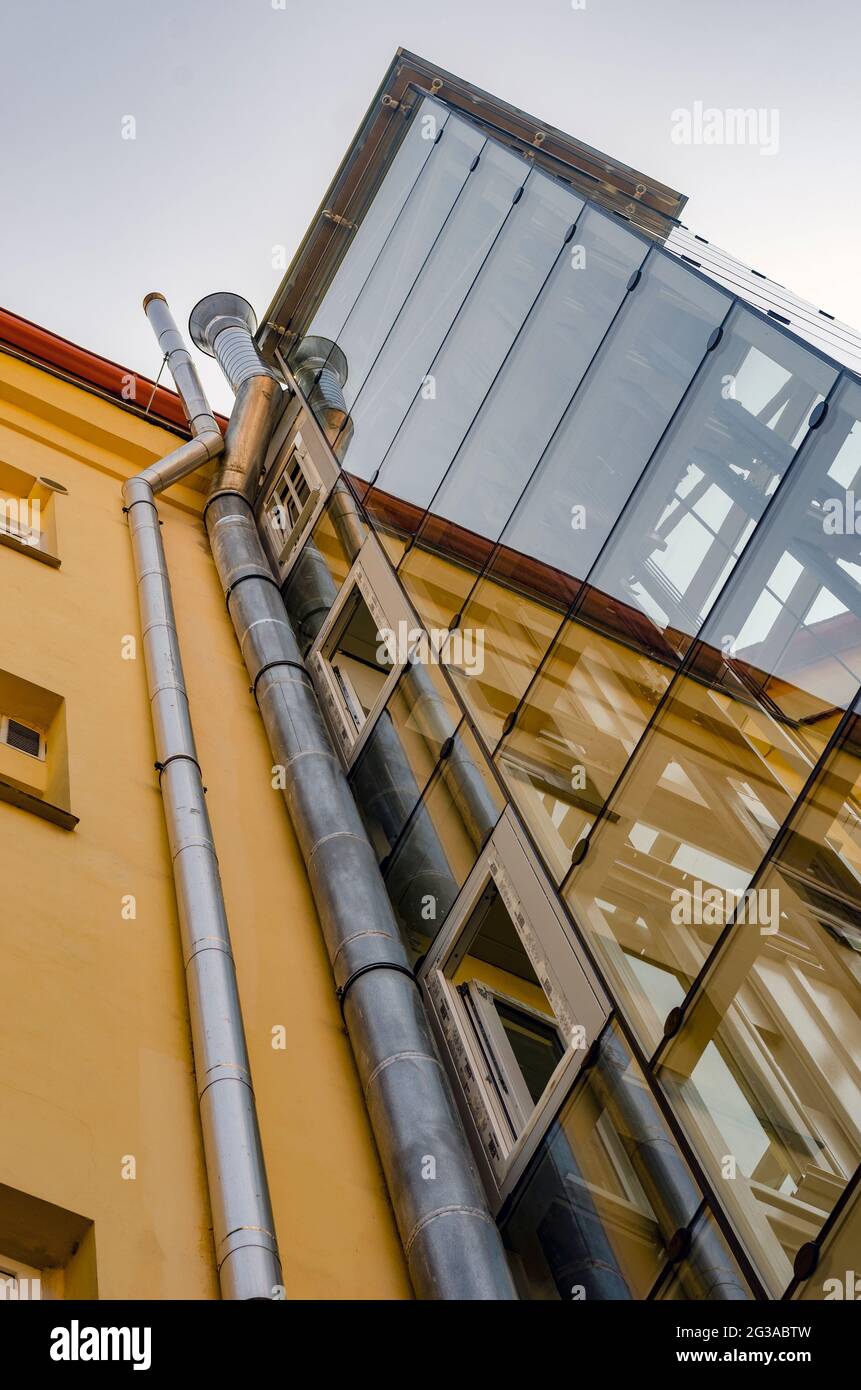 Glass elevator exterior hi-res stock photography and images - Alamy