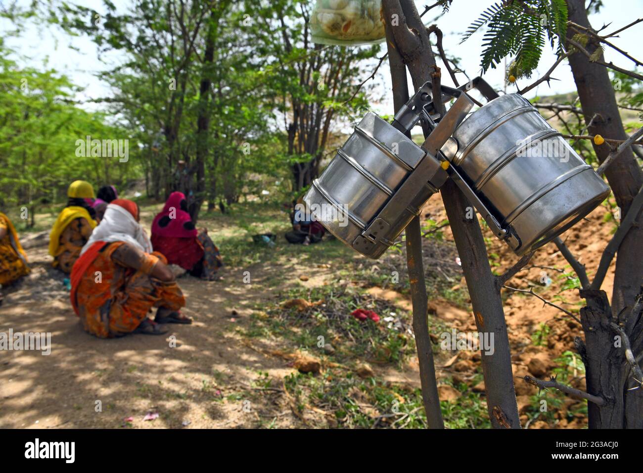 Group of labourers summer dress hi-res stock photography and images - Alamy